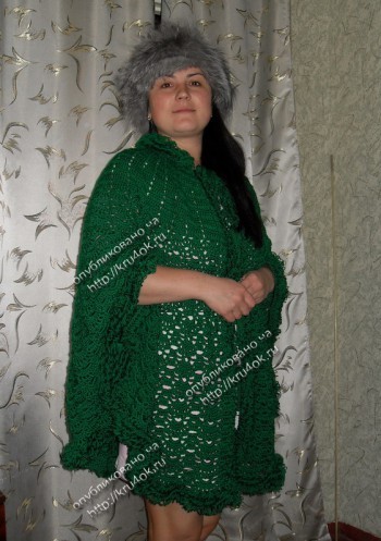 Зеленое пончо, связанное крючком